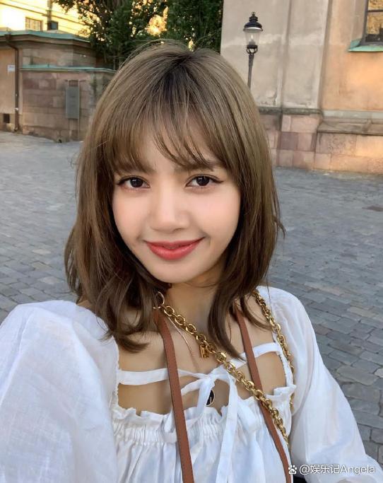 Lisa与父母合影素颜出镜 lisa家庭背景揭秘，父母是哪个国家的？_娱乐频道_中华网