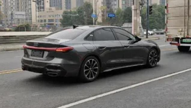 奥迪终于妥协！全新“a5l”实车亮相，华为智驾 三块大屏，能成？ 新闻看看