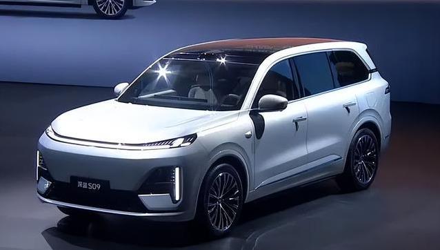 23.99万SUV挑战百万豪车，深蓝S09上市，年轻家庭会买单吗？_新闻看看