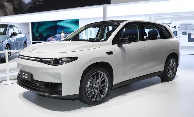 12万买大五座SUV，零跑C10价格屠夫，理想L6慌不慌？_新闻看看