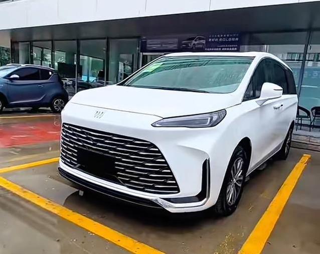 别克GL8全新换脸气场爆棚，22.99万开卖，能打赢新能源车吗？_新闻看看