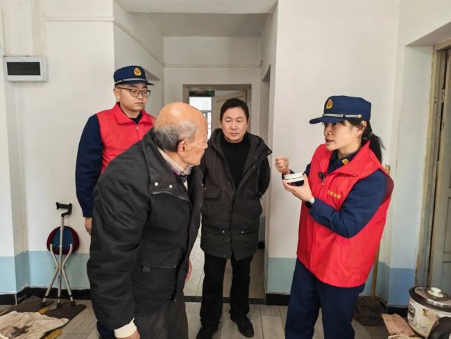 比一比 ！各地消防大队“入户宣传”哪家强_湖北站_中华网