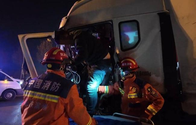 司机双腿被卡消防破拆救人 紧急救援10分钟脱困_新闻频道_中华网